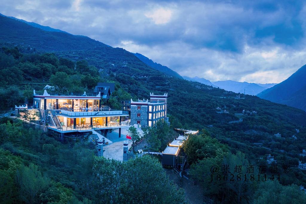 Light and Forest PeeKaboo Cliff Private Hot Spring Hotel, Danba ...