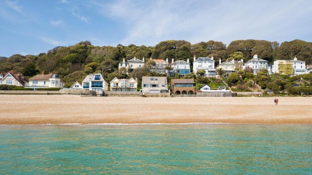 The Breakers Beach House, Sandgate (updated prices 2026)