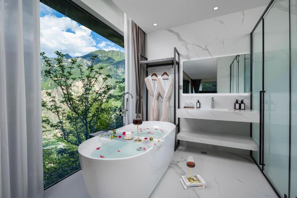 Light and Forest PeeKaboo Cliff Private Hot Spring Hotel, Zhanggu ...