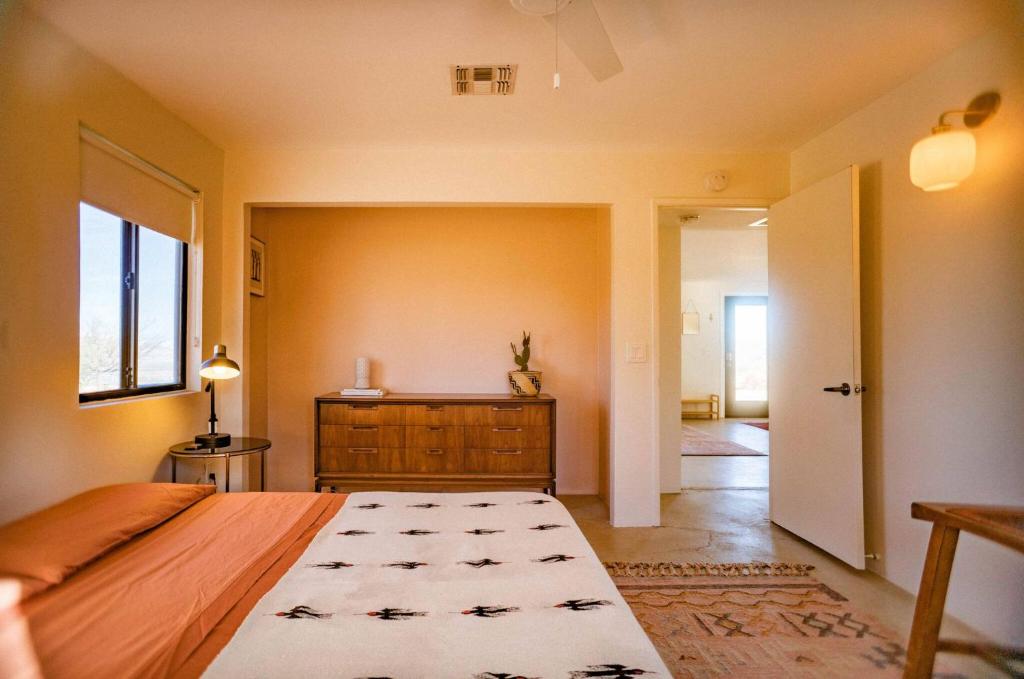 Sky Ranch Retreat ~stargaze deck on 5 acres~, Landers (updated prices 2025)