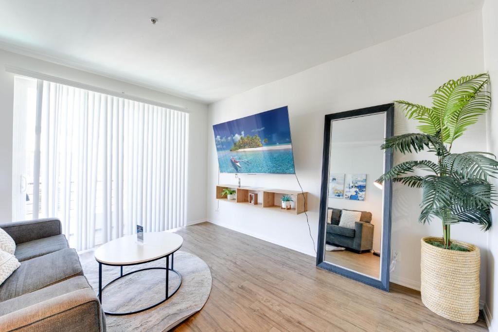 Cozy Unit Conveniently Located Pool View, Los Angeles (updated prices 2026)
