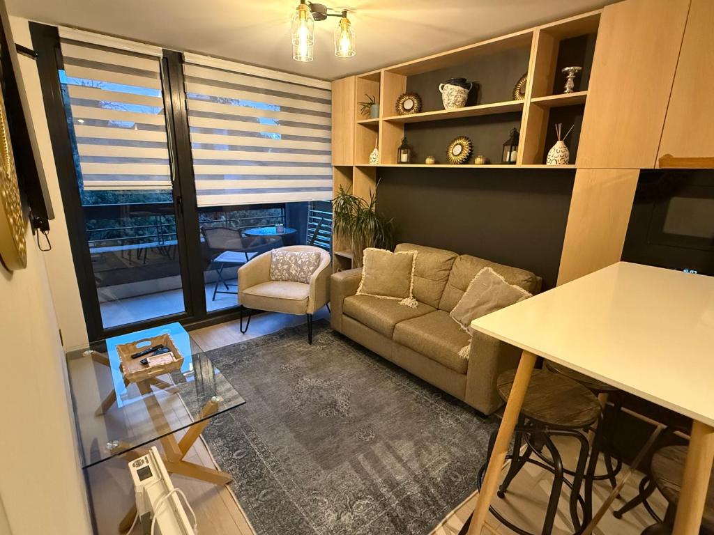 Maravilloso Depto nuevo 2D 2B centro frente al lago con piscina techada ...