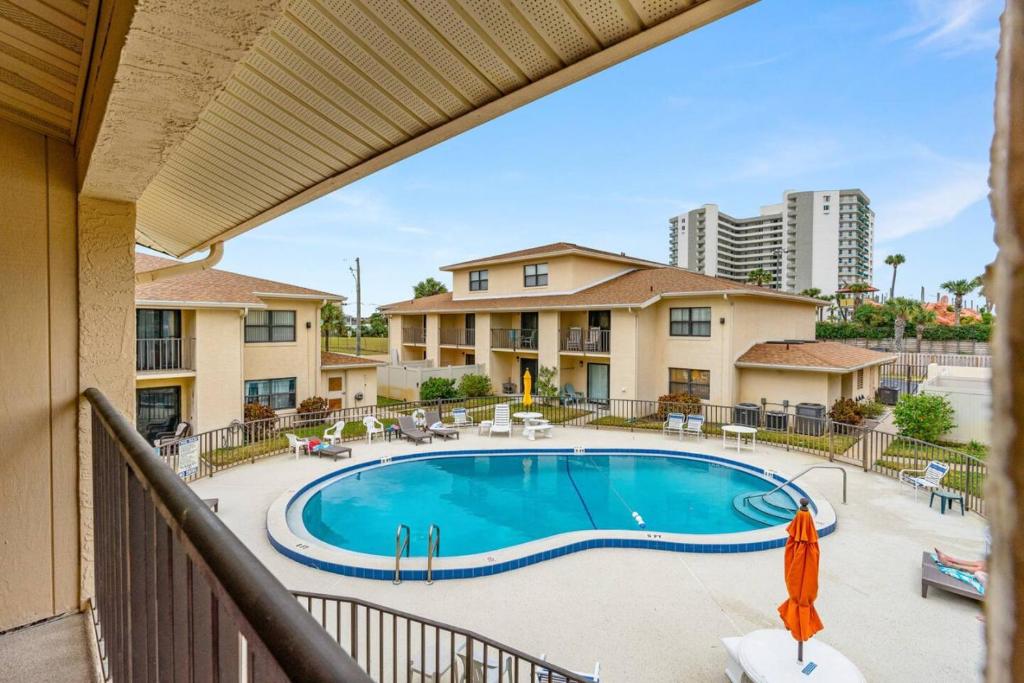 Island Time Oasis Pool Walk to Beach & Balcony, Daytona Beach Shores ...