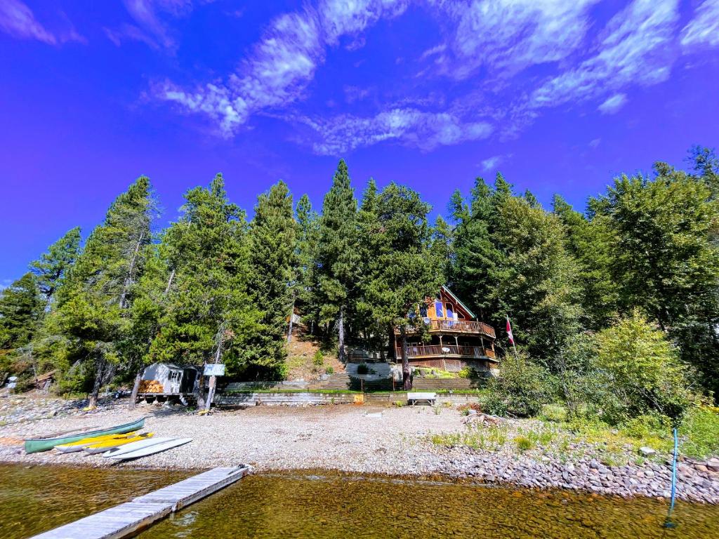 Beachfront Lake House Moyie BC, Moyie (updated prices 2026)