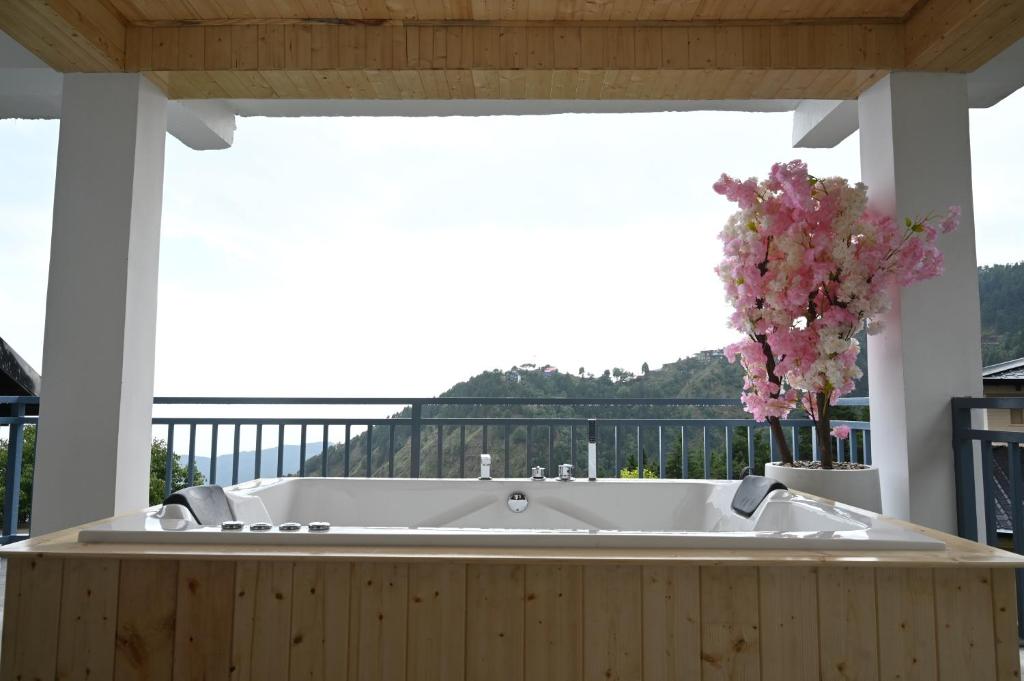 Nuri By The Hills Mountain Retreat with Jacuzzi, Masuri (aktualisierte ...