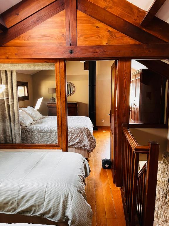 Rustic 3-Story Stone & Wood Mountain Retreat, Llo (preços atualizados ...