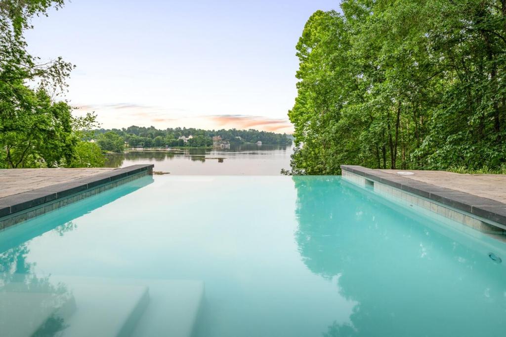 Secluded 3 Acre 5 BR Resort with Private Heated Salt-Water Pool, Hot ...