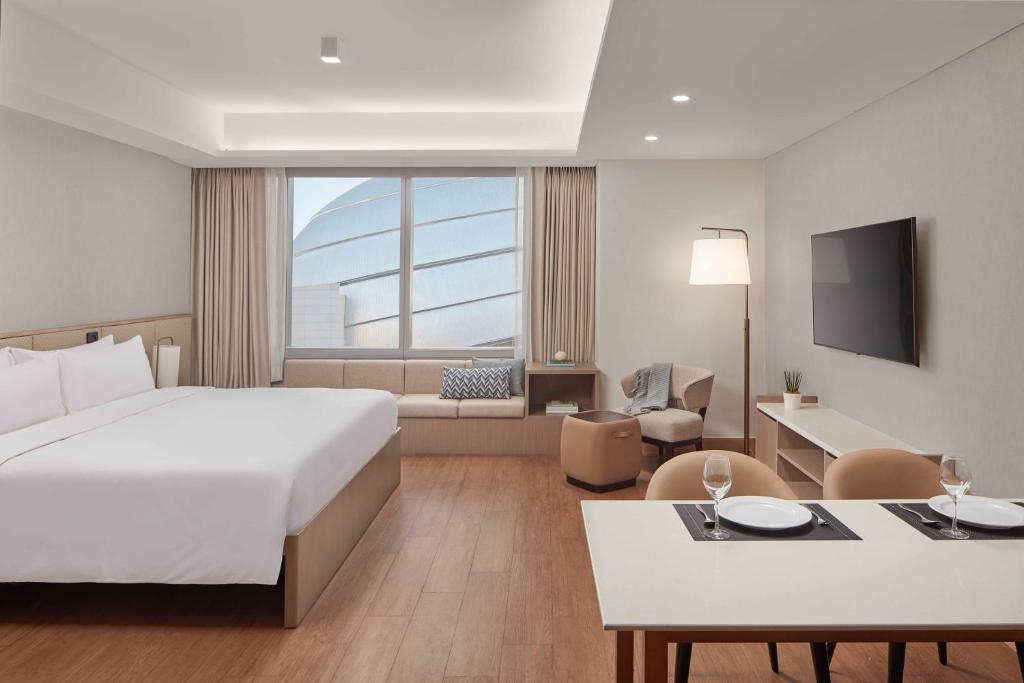 Lanson Place Mall of Asia Manila, Manila (updated prices 2025)