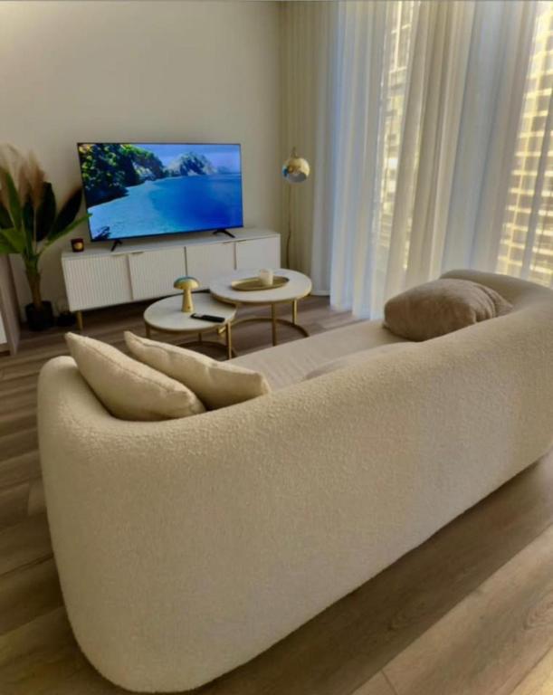 Luxe 1-Bedroom Retreat with City Views in Prime Barangaroo - Steps from ...