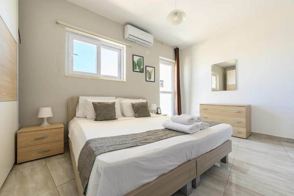 F4 Room 1, Private Double room with private bathroom and balcony, Msida ...