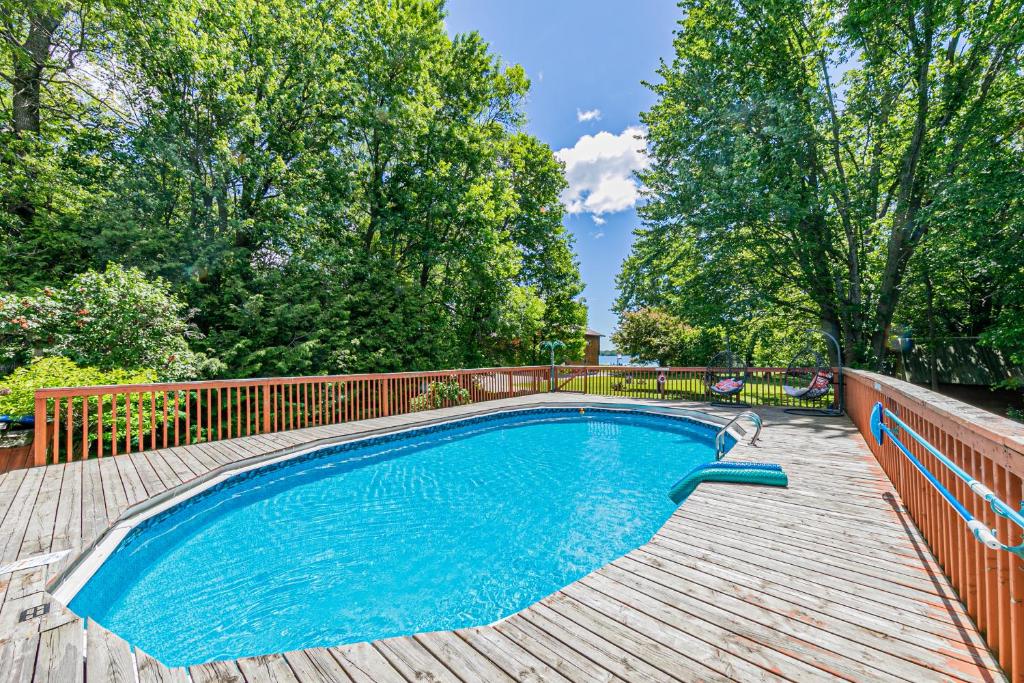 Comfy Waterfront Cottage, Orillia (updated prices 2026)