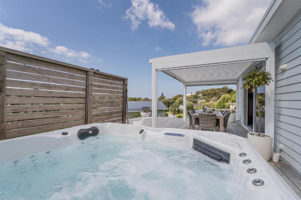 KING6 - Coastal Calm Retreat, Whiritoa (updated prices 2025)