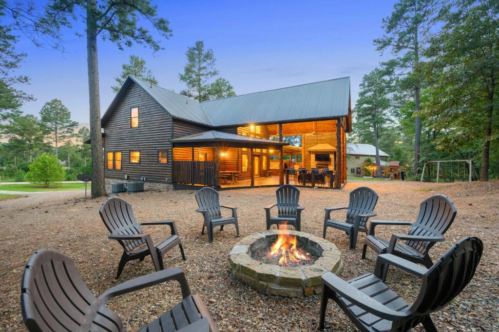 NEW Family Cabin with Hot Tub Fire Pit & Games, Broken Bow (updated ...