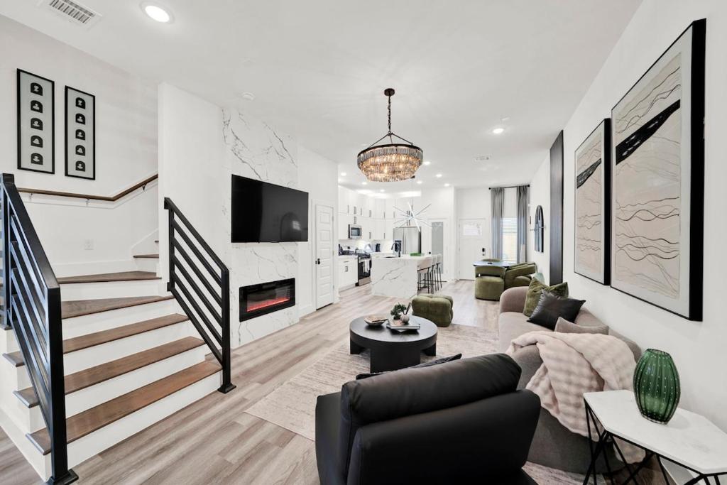 NRG Black Lounge Townhome Close to all Stadiums downtown & City Life ...