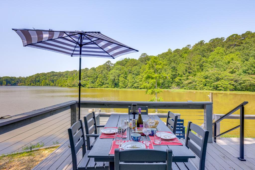 Private On-Site Boat Dock Cabin on Lake Jordan, Titus (updated prices 2025)