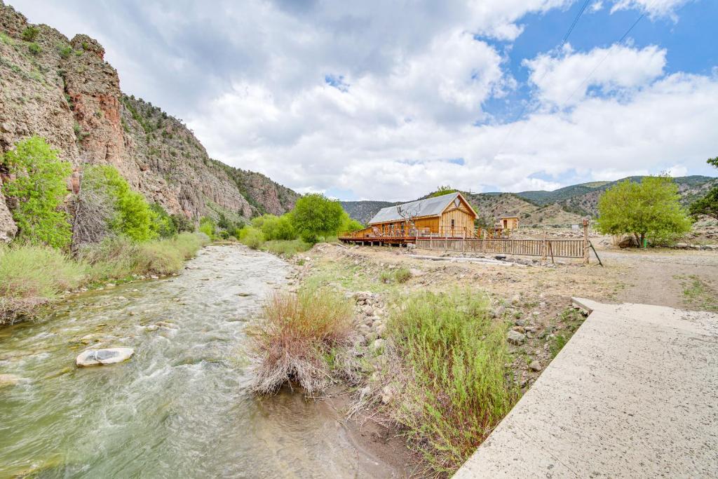 Creekside Cabin with Deck and Views in Panguitch!, Circleville (updated ...