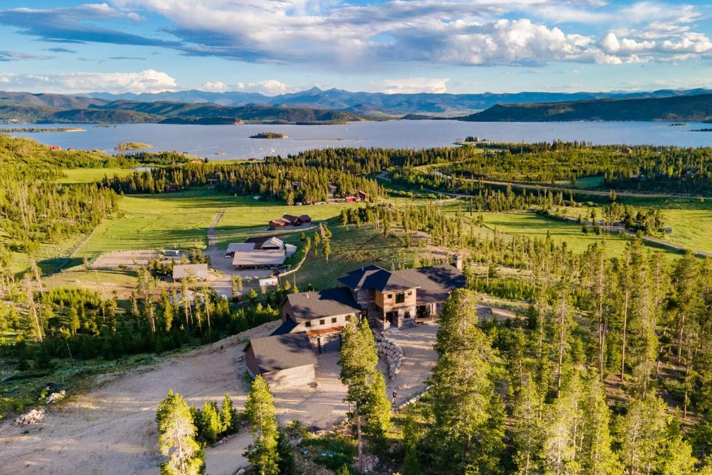 Luxury Home, Game Room, Outdoor Fireplace, Amazing Views, Grand Lake ...