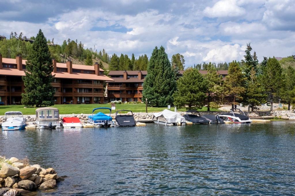Lakefront Condo, Ground Floor, Ideal for Couples or Families, Grand ...