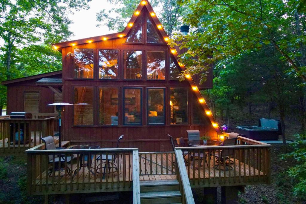 Lakefront Innsbrook Chalet Hot Tub and Fire Pit!, Wright City (updated ...