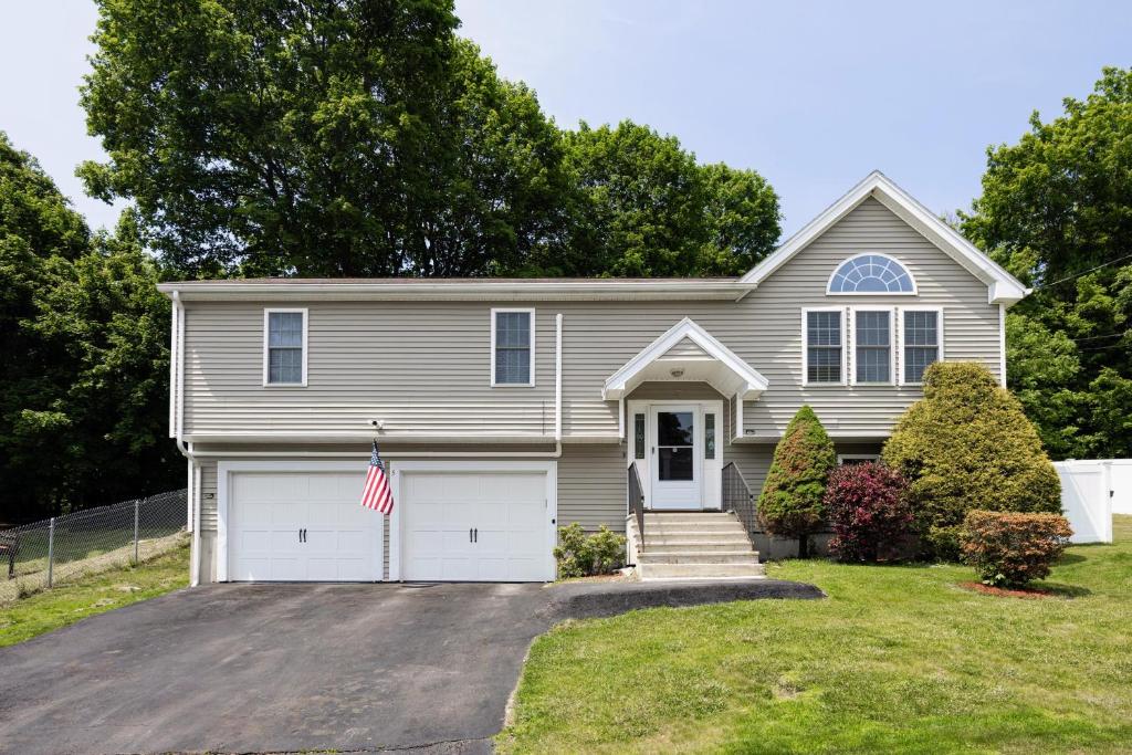 Newly Furnished 4Bedroom Home Near Worcester Airport, Worcester ...
