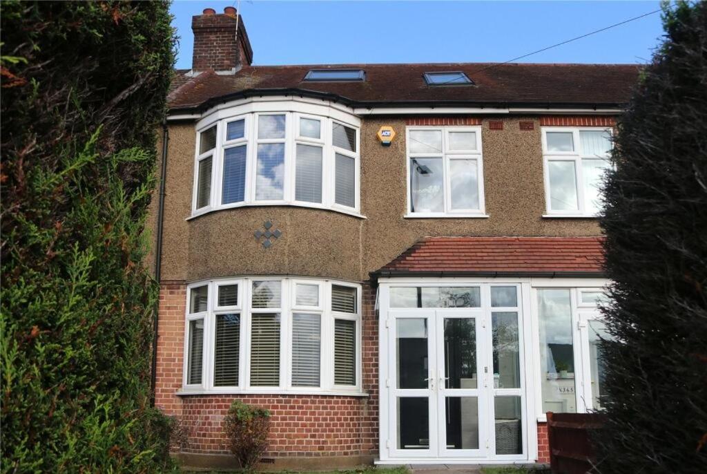 Bright 4 Bed Home with Ensuite Loft in Enfield EN1, London (aktualisierte Preise für 2025)