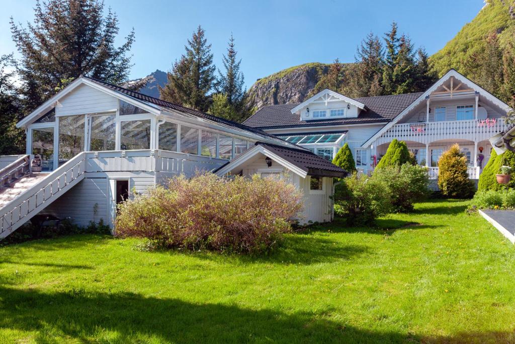 Secluded house in Lofoten-Summer open swimming pool!, Valberg ...