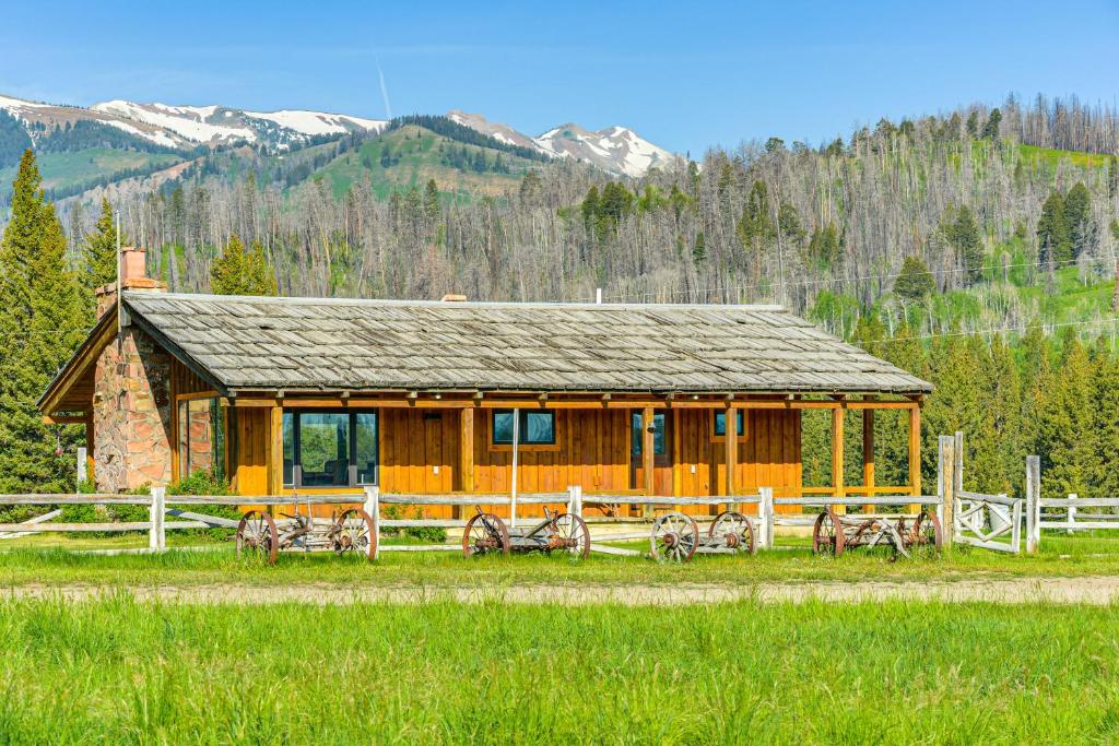 Rustic Bondurant Cabin Fish, Hike, and Bike!, Bondurant की (2026 के लिए ...