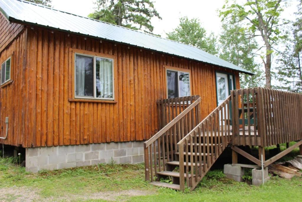 Cabin 7 - Cozy classic cabin on the lake shore with private deck, Deer ...