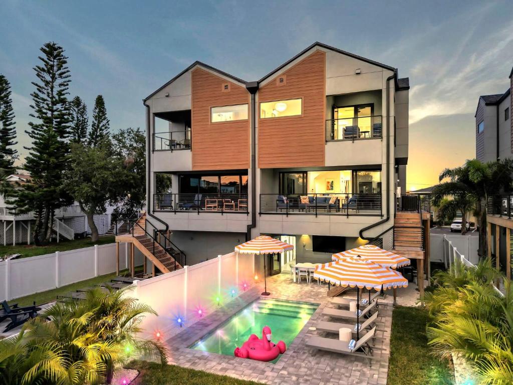 Walk2Beach, Heated Salt Pool, Pool Table, GameRoom, Clearwater Beach ...