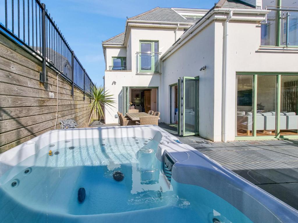 Point View - Award Winning Apartments with Private Hot Tub & Parking ...