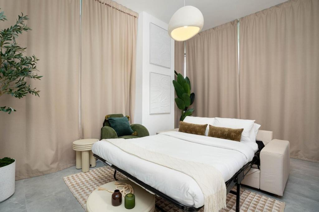 Chic 1BDR - Sunset Views - Designer's Choice - Huge Corner Balcony ...