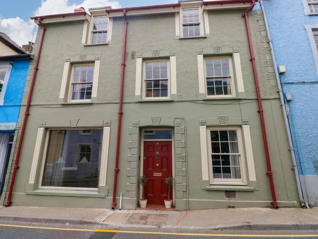 18 Main Street, Fishguard (updated prices 2025)
