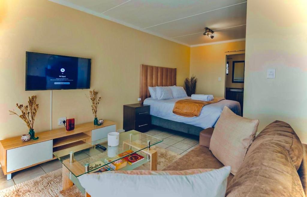 Dainfern Fourways apartment with private garden and scenic views ...