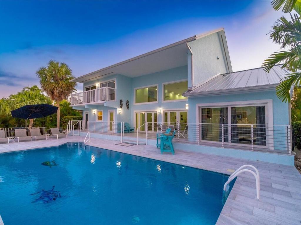 Aqua Vista- Luxury Waterfront Pool Home, 35' Dock!, Key Colony Beach ...