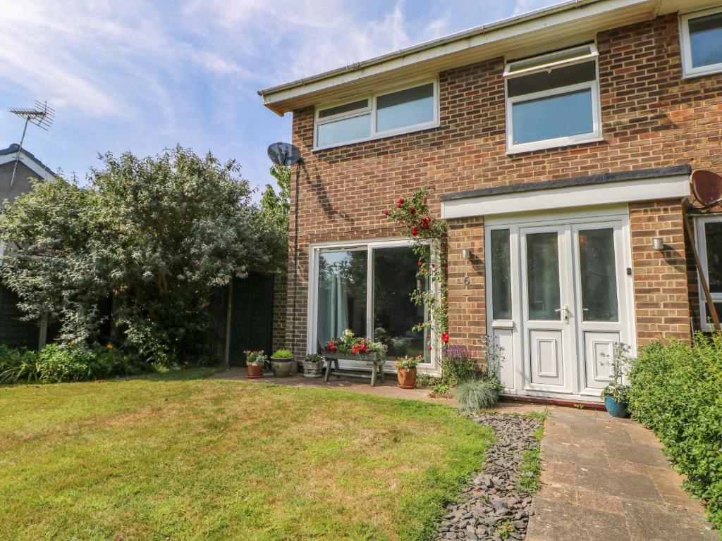 Pebble Place, Littlehampton (updated prices 2026)