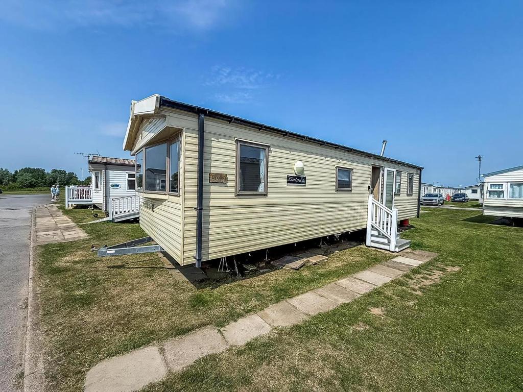 Lovely 6 Berth Caravan For Hire At Barmston Beach Holiday Park Ref ...