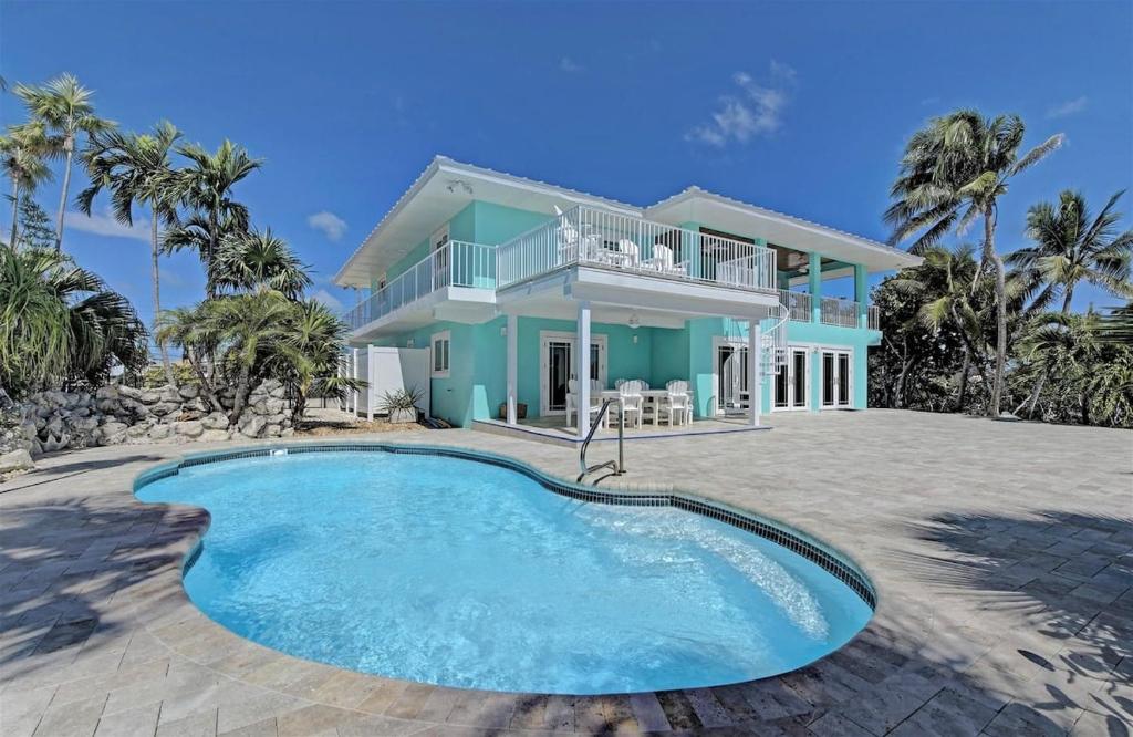 Pier Pressure - Luxury Waterfront Pool Home, 100' Dock, Marathon ...