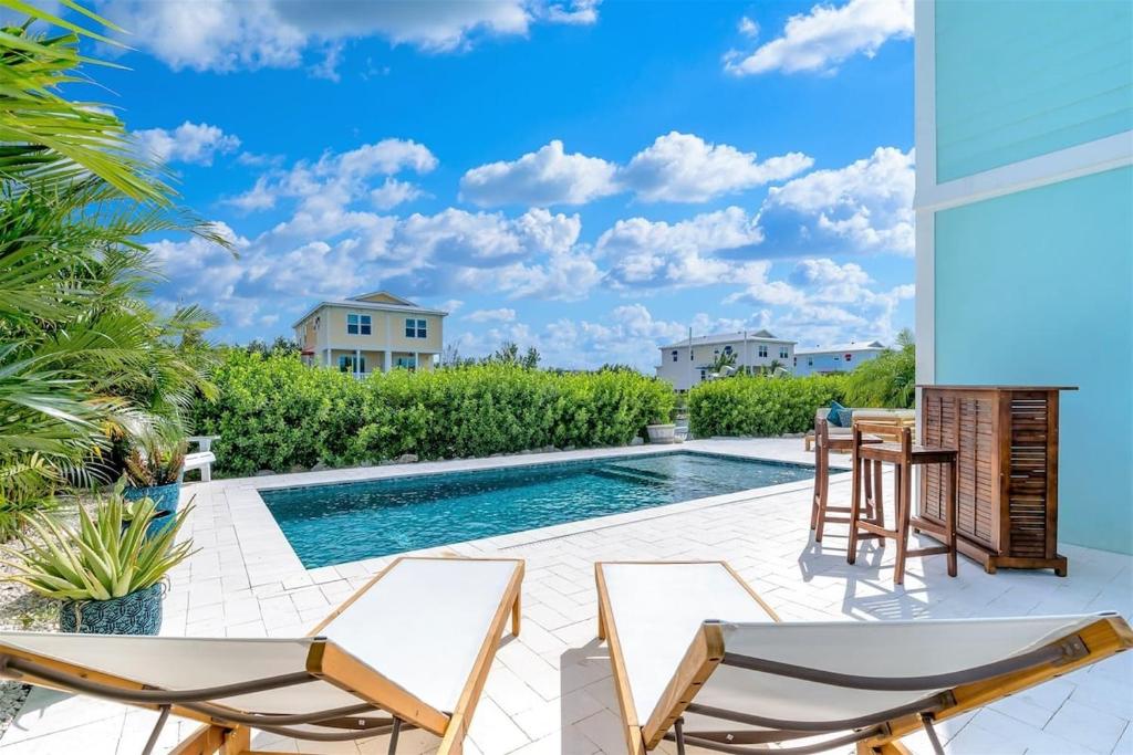 Paradise Found - Luxury Waterfront Pool Home, 50' Dock, Marathon ...