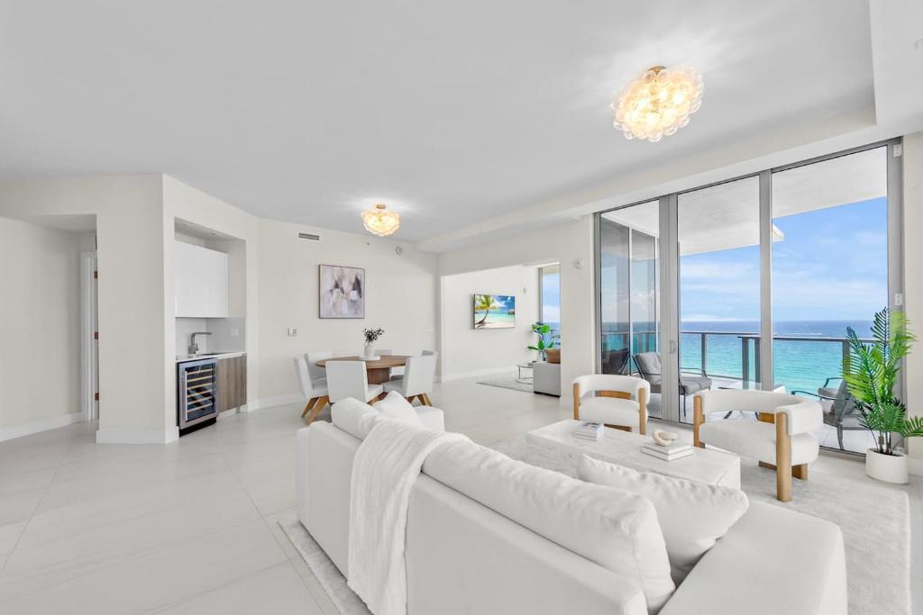 Lux High Rise -Ocean Front View Condo 2BR 2.5BA, Riviera Beach (preços ...