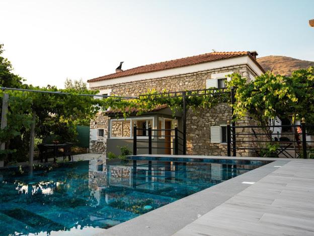 FILIPPOS Traditional Villa-2 luxury Apartments whith Exclusive Pool ...