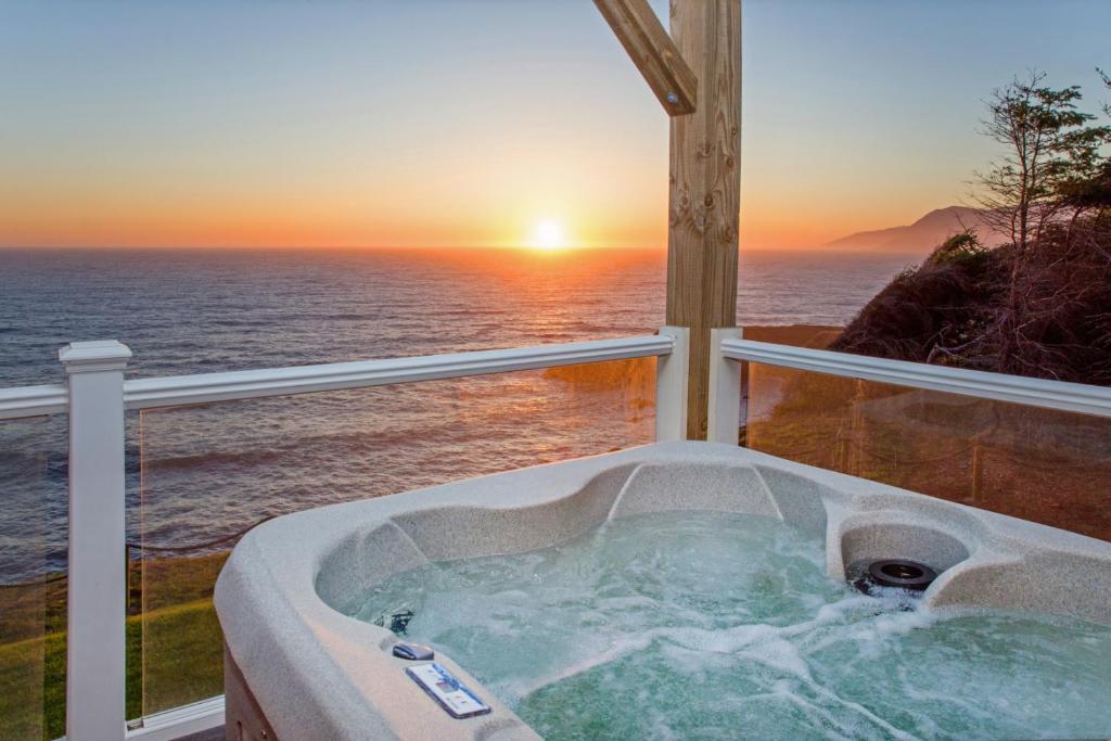 Starfish by OceanviewHotTubs Oceanfront Tesla chrging Shelter Cove ...