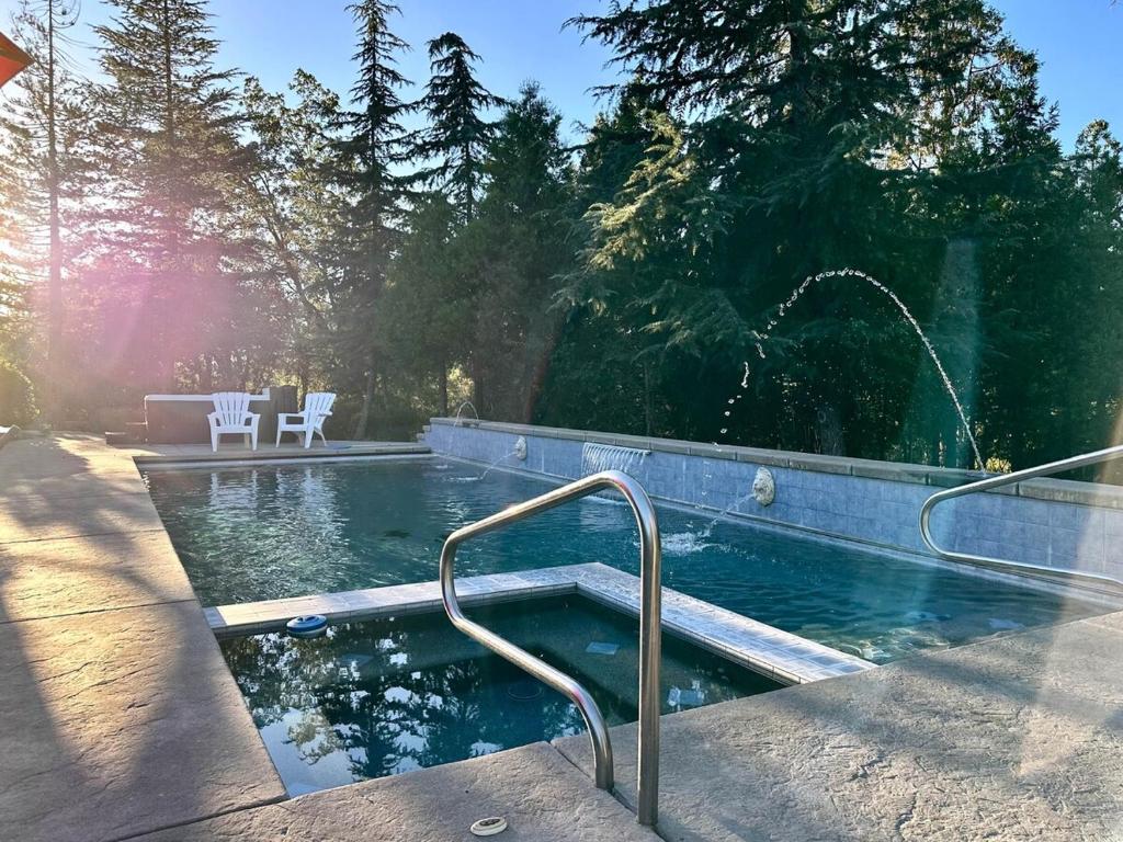 Scenic Mountain Views w Heated Pool, Game Room, and Hottubs, Oakhurst ...