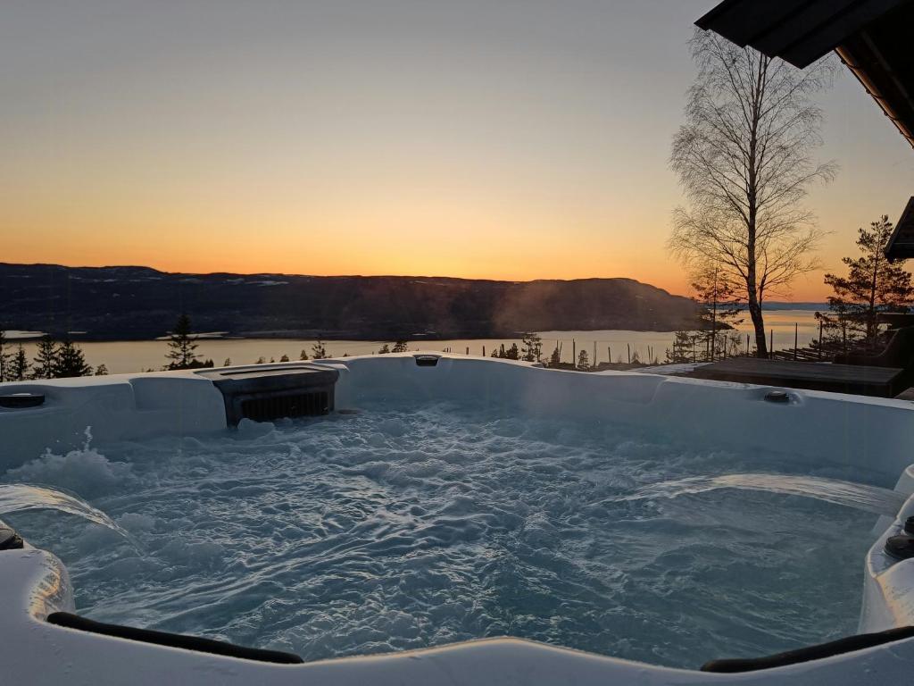Large Cabin With Jacuzzi And View Of Lake Mjøsa, Ulven (updated prices ...