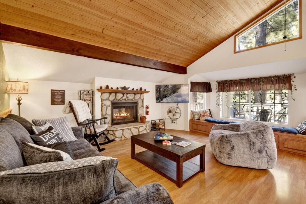 Serene Splendor Retreat in Big Bear Ultra-Modern Chalet w/ Hot Tub, Big ...