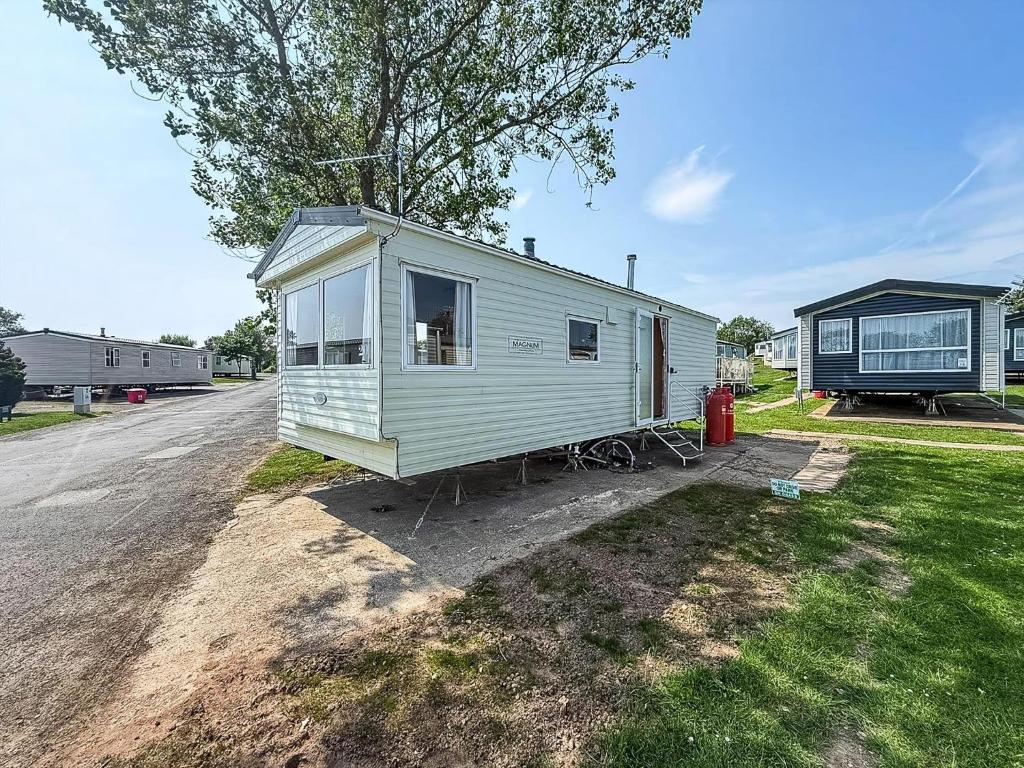 Superb Caravan With Free Wifi At Sand Le Mere Park, Yorkshire Ref ...