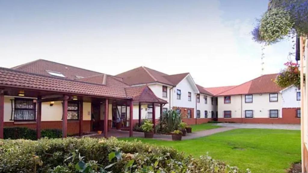 Ensuite in Northern Perimeter Road, Netherton, Merseyside, Sefton ...