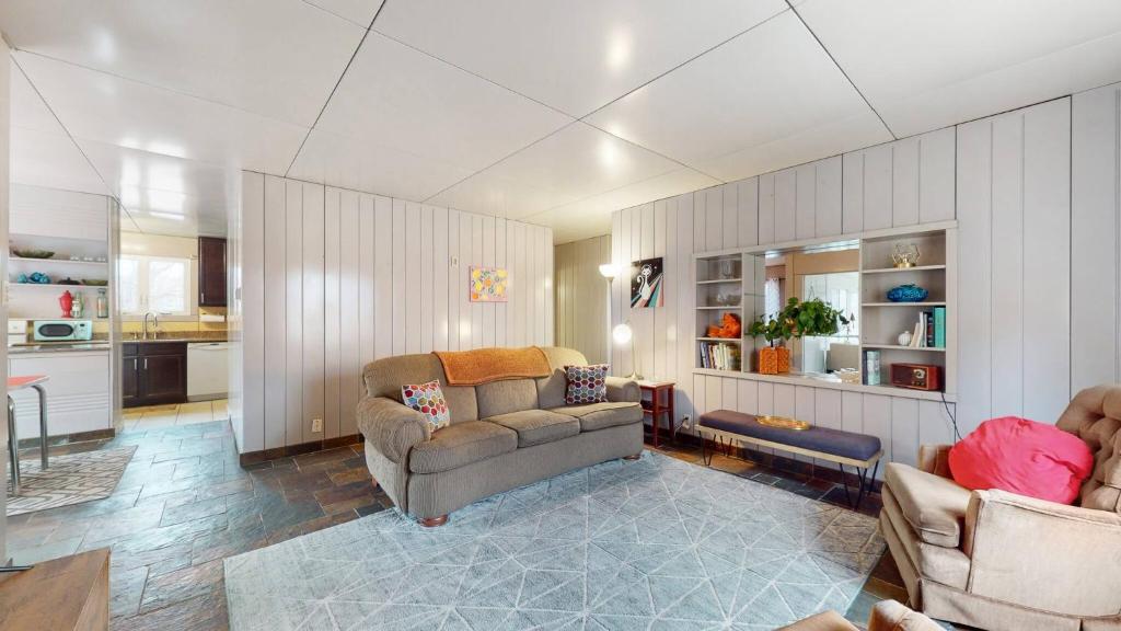 Iconic Lustron home with 2 king beds •, Windsor Heights (updated prices ...