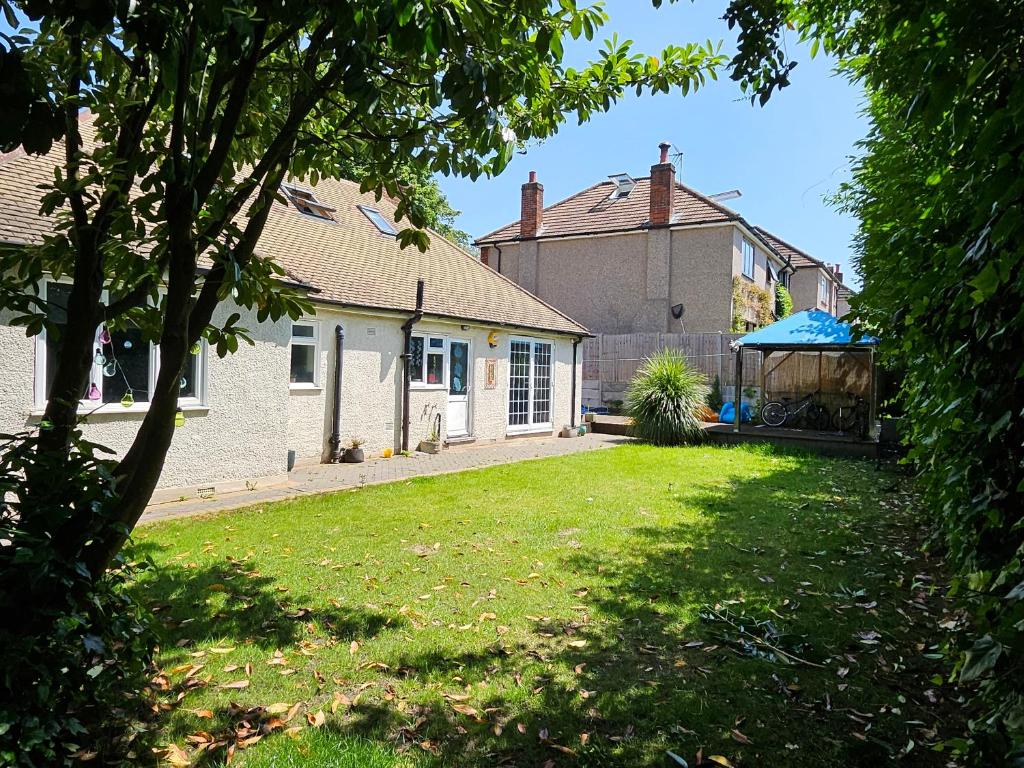 Stunning 4 bed house with huge garden and parking, Cheam (aktualisierte ...