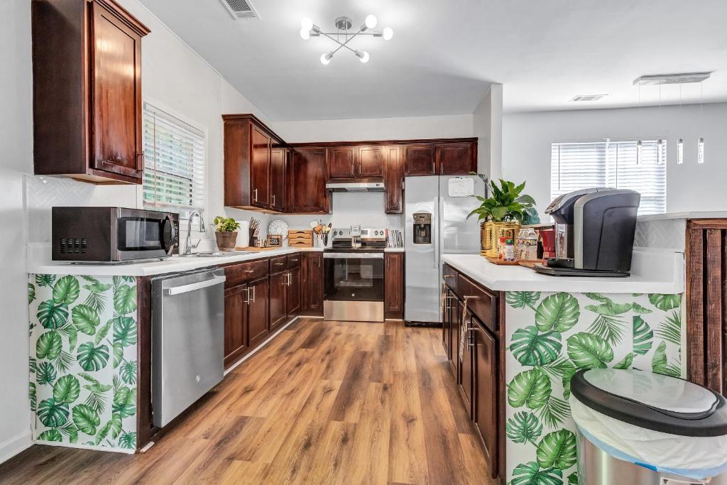 ATL 3BD KING BED NEAR STADIUM WHOLE HOUSE FREE WiFi, Atlanta (updated ...