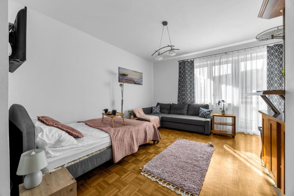 Studio Metro Natolin - Balcony - by Rentujemy, Warsaw (updated prices 2026)